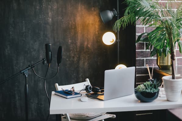 Blog vs. Podcast: Which Is the Best Choice for Your Business?